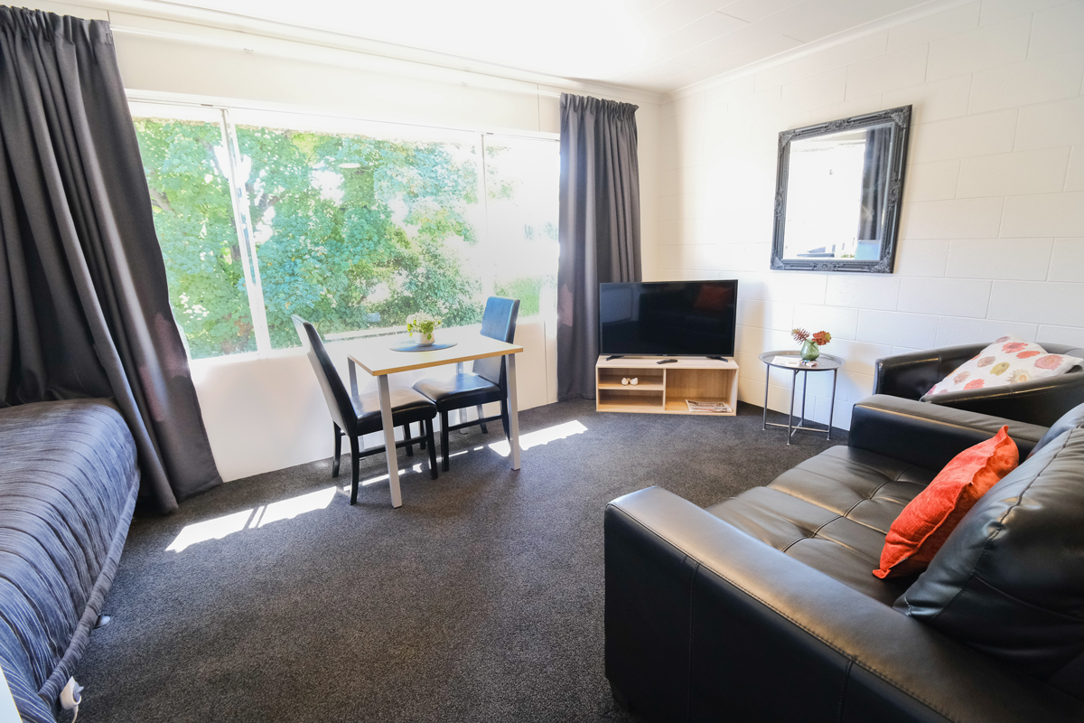 Unit 4 One-Bedroom Apartment - Golden Leaf Apartments